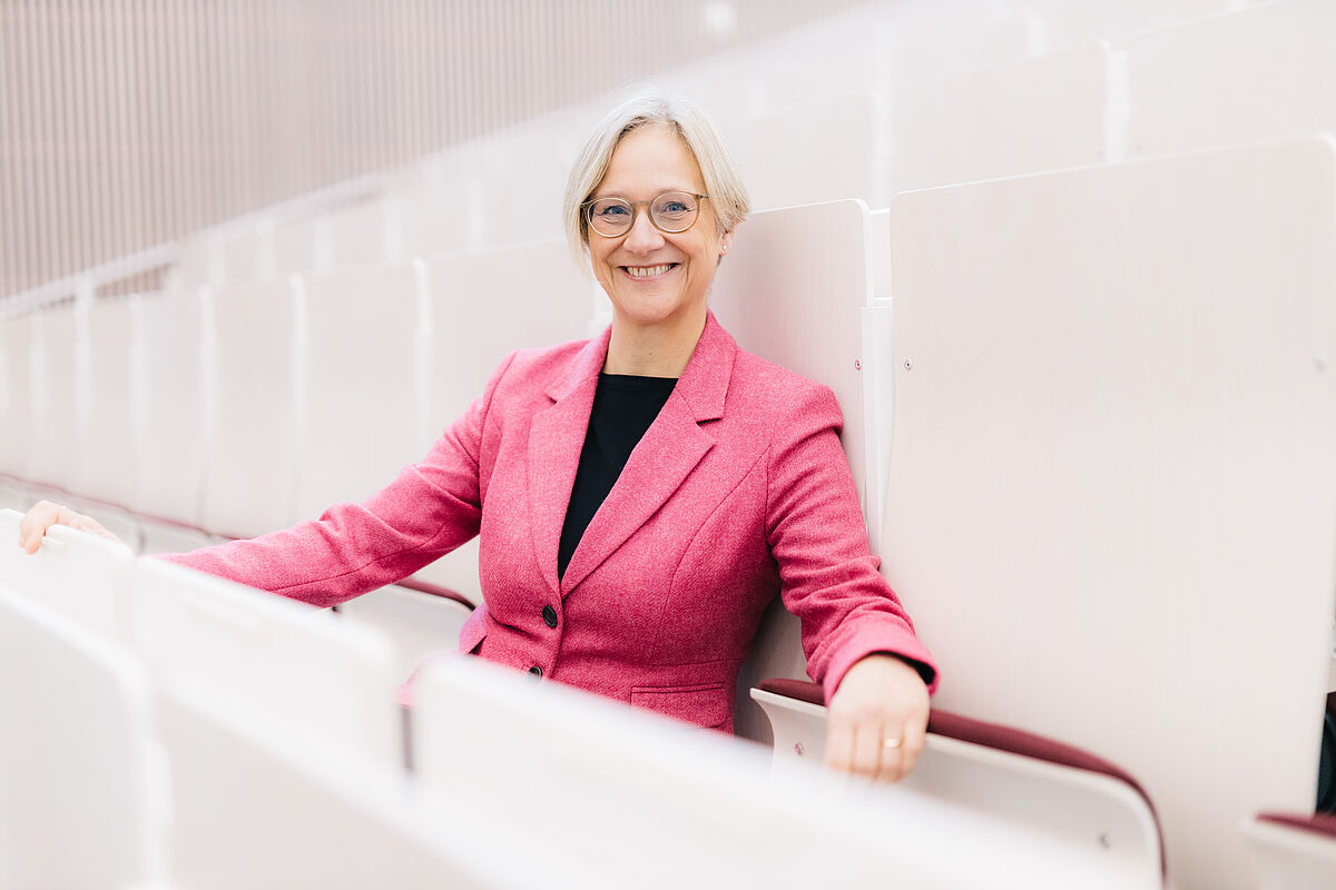 Neu im Vorstand: Prof. Dr. Angelika Epple / Abschied von Prof. Dr ... Neu im Vorstand: Prof. Dr. Angelika Epple / Abschied von Prof. Dr ...